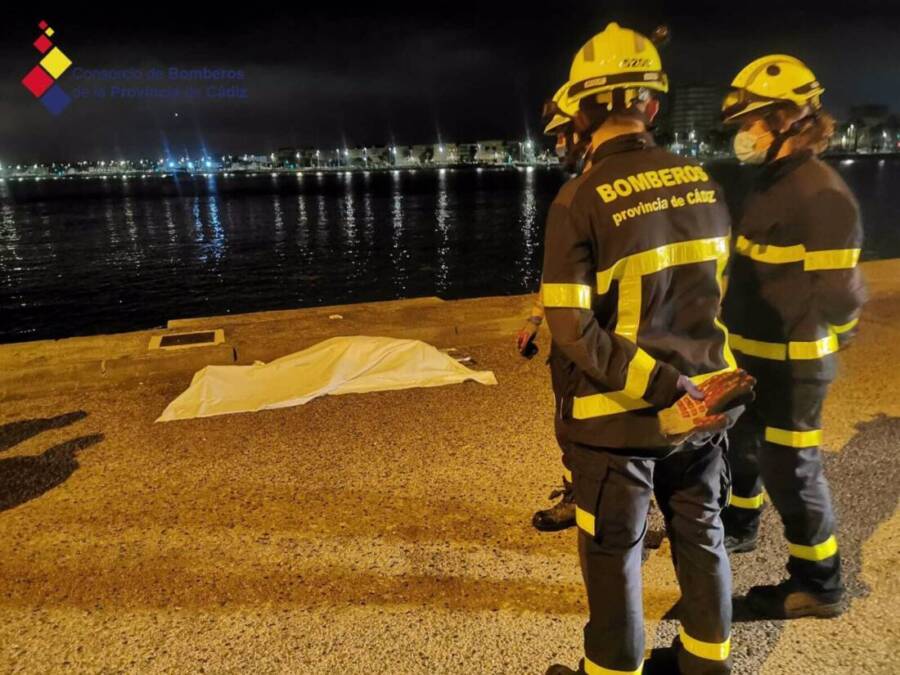 Los bomberos recuperan el cuerpo sin vida de una mujer en el puerto ... Los bomberos recuperan el cuerpo sin vida de una mujer en el puerto ...