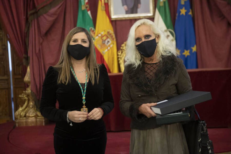 Elizabeth Acosta recibe la medalla de la Provincia por su programa Vida ...