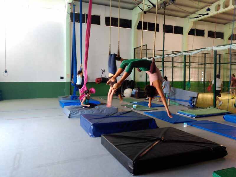 Circo Volátil cierra el curso con el espectáculo 'Cirqueros por el mundo'