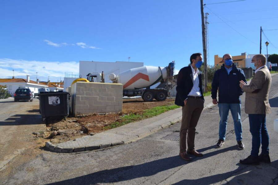 Manuel Chacón supervisa las obras realizadas en Tarifa gracias al Invierte