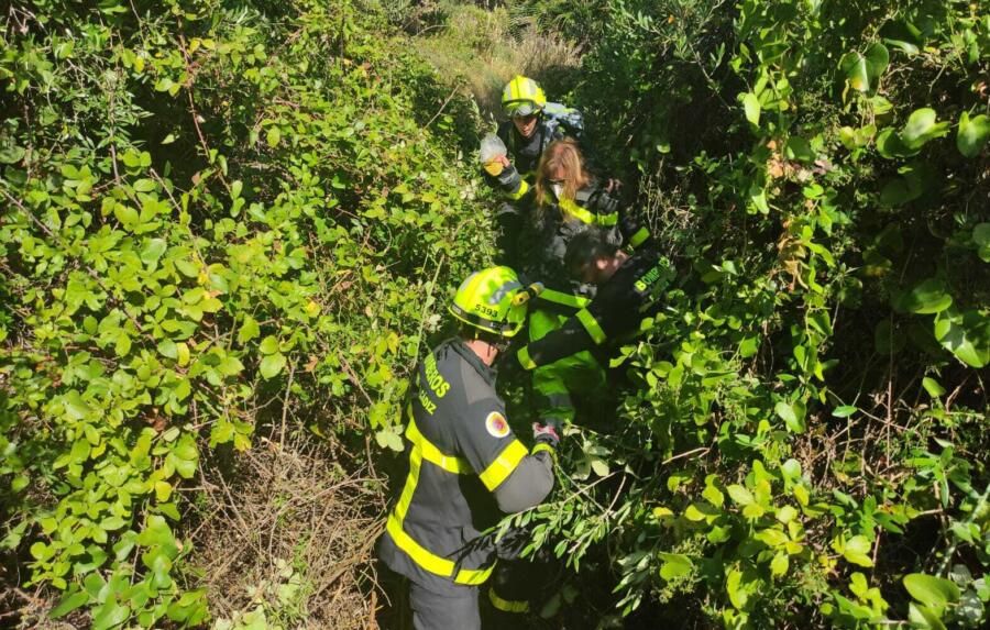 Los bomberos rescatan a una senderista de 71 años que se había ... Los bomberos rescatan a una senderista de 71 años que se había ...