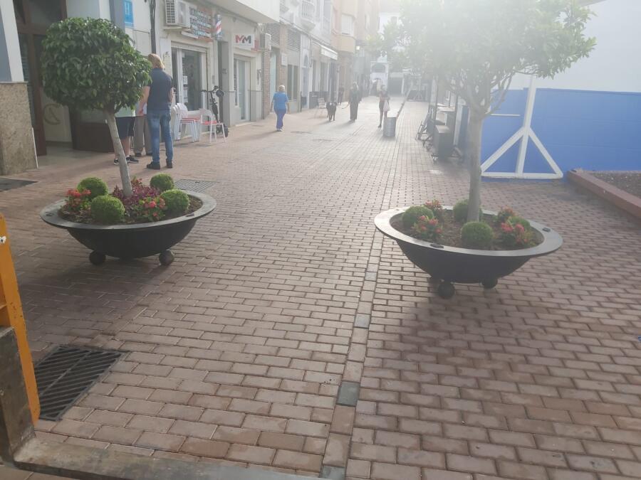 Maceteros para impedir el acceso de vehículos en zonas peatonales linenses