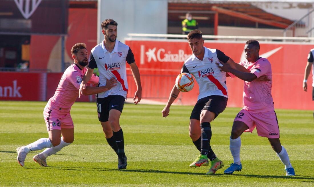 La RB Linense, que acaba con diez, 'patina' en su visita al Sevilla ...