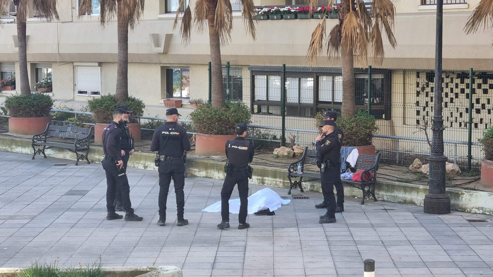 Hallan el cuerpo sin vida de un hombre en la plazoleta de La Escalinata en Algeciras