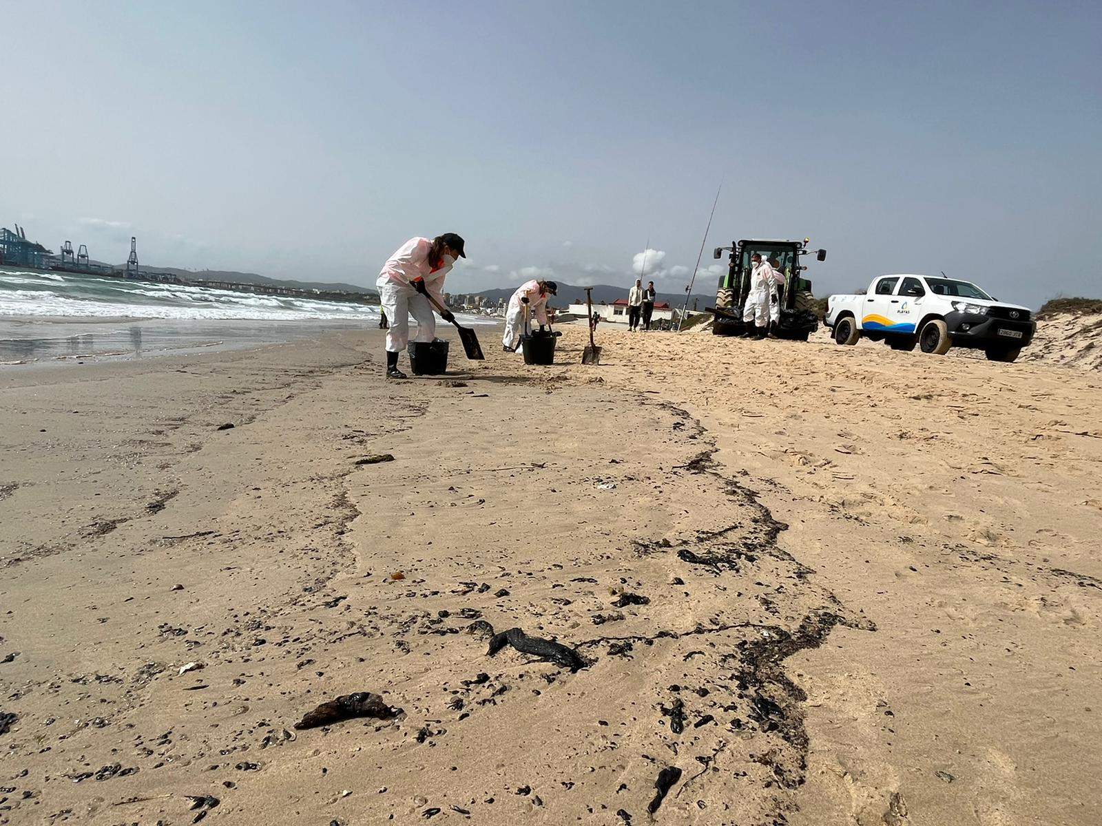 La Línea retira 200 kilos de residuos y arena contaminada por el ...