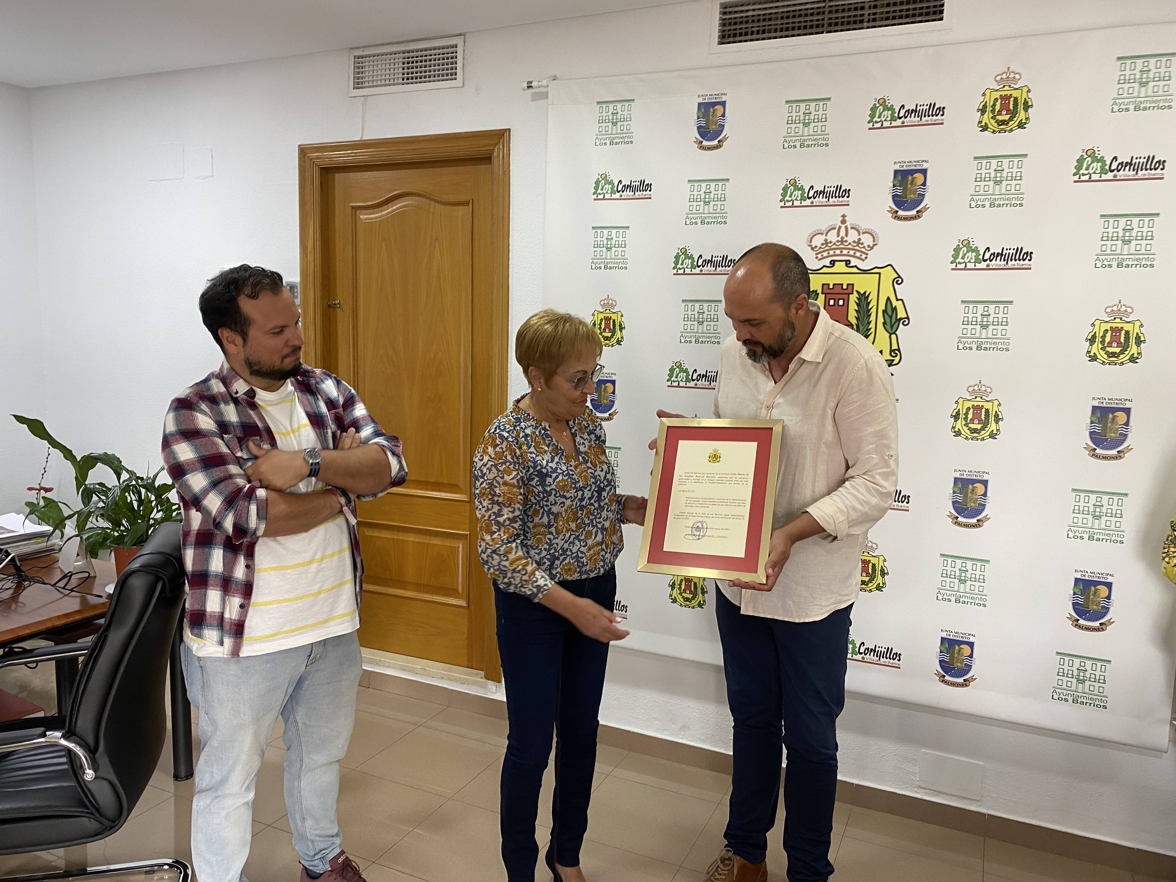 Los Barrios homenajea a la 'seño Tángeles' tras más de 40 años ...