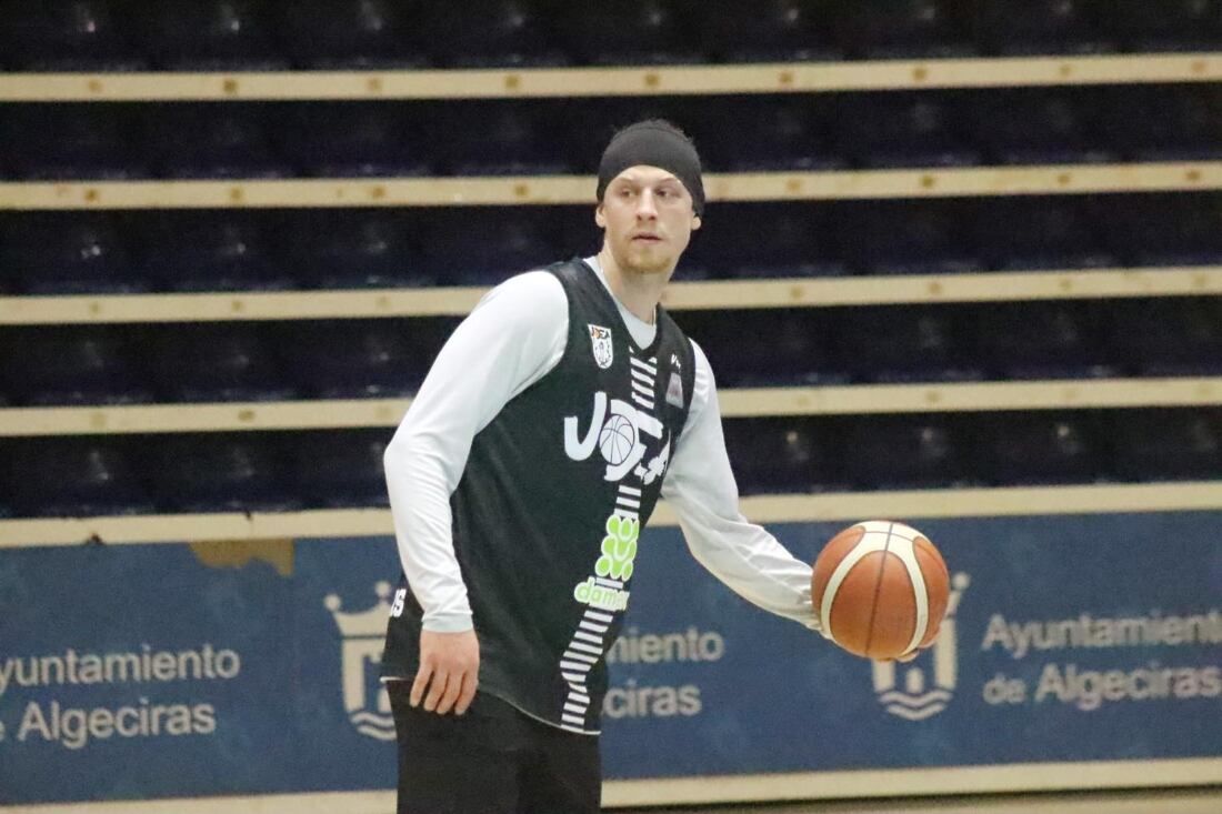 Maverick Rowan, extranjero número 33 de UDEA, entrena con sus nuevos ...