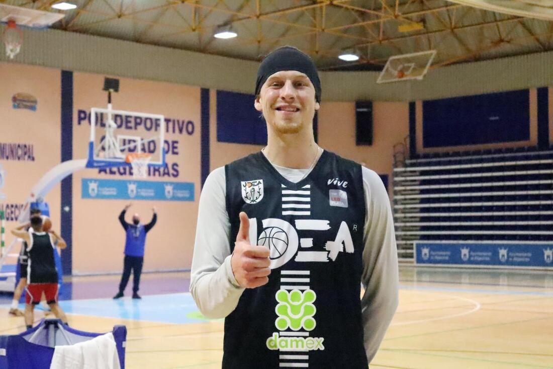 Maverick Rowan, extranjero número 33 de UDEA, entrena con sus nuevos ...