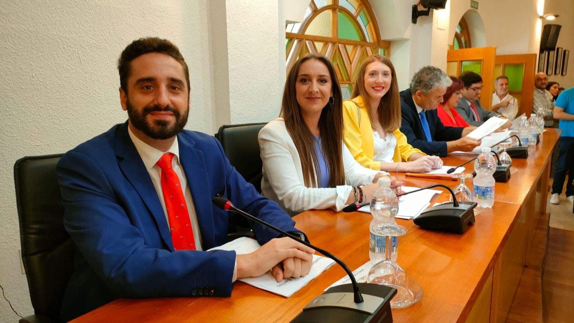 Daniel Perea y Paola Rojas, portavoz y viceportavoz del grupo ...