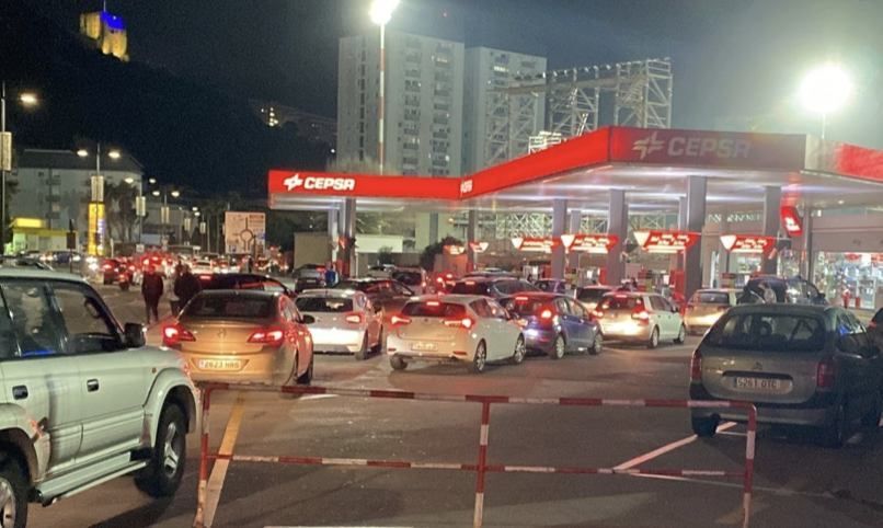 El Gobierno de Gibraltar reduce los impuestos a los combustibles