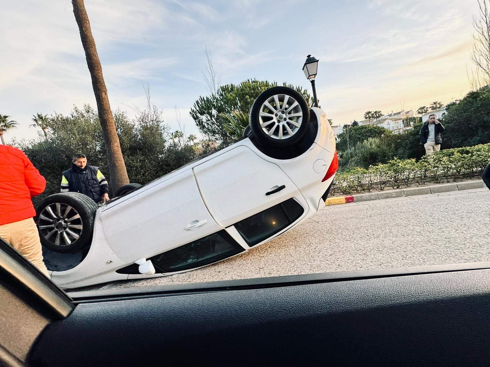 Trasladan al hospital a una conductora tras un aparatoso accidente en La Alcaidesa