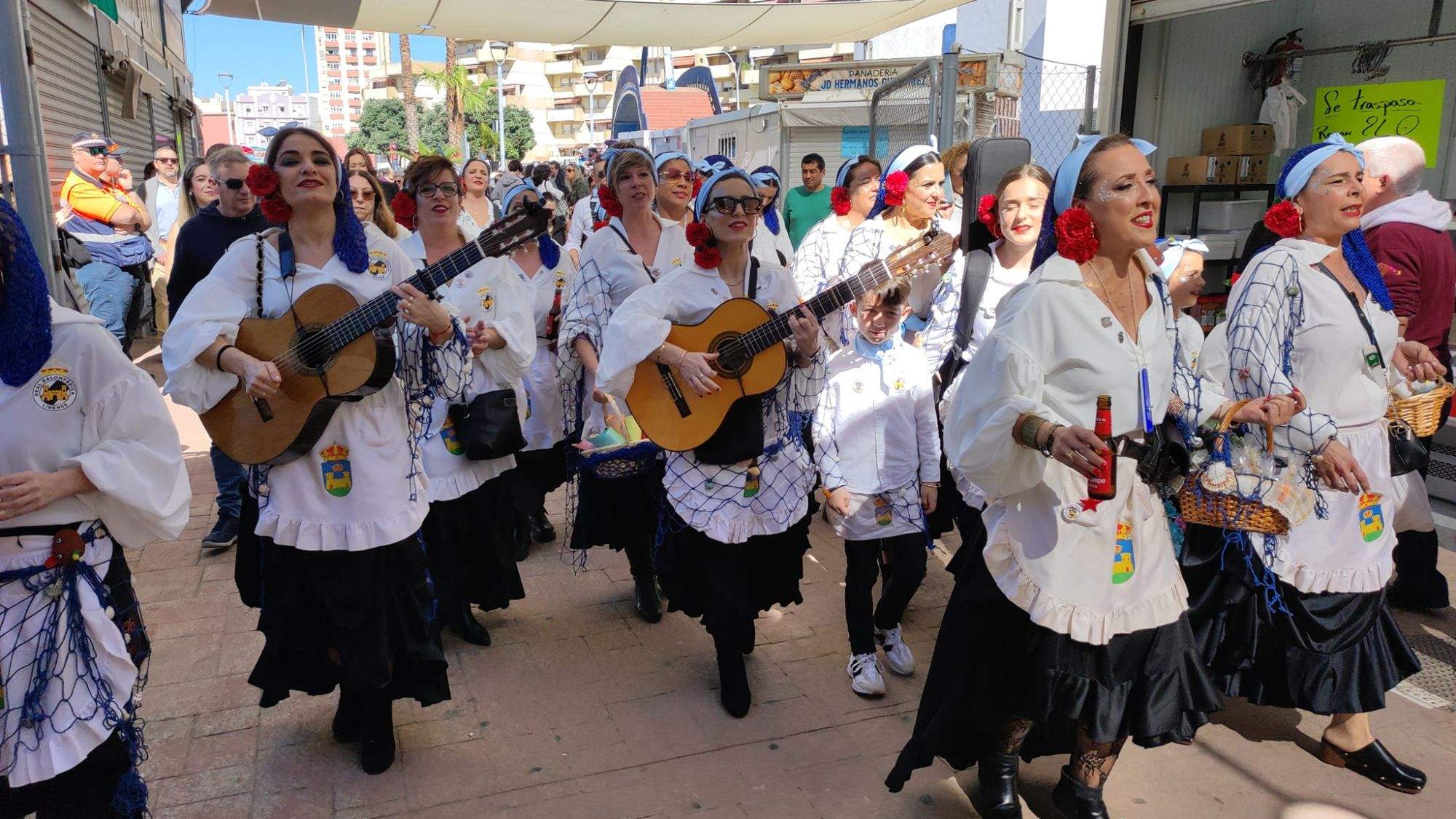 Las coplas de Carnaval inundan el centro de La Línea