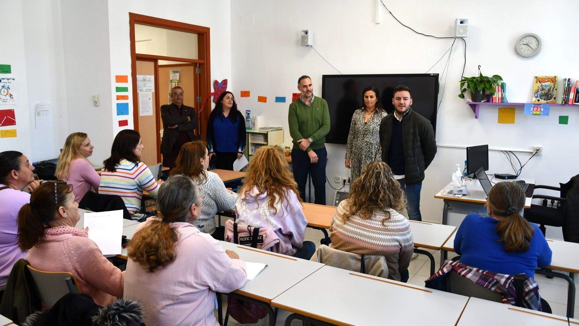 Comienza un curso gratuito de alfabetización digital para mujeres ...