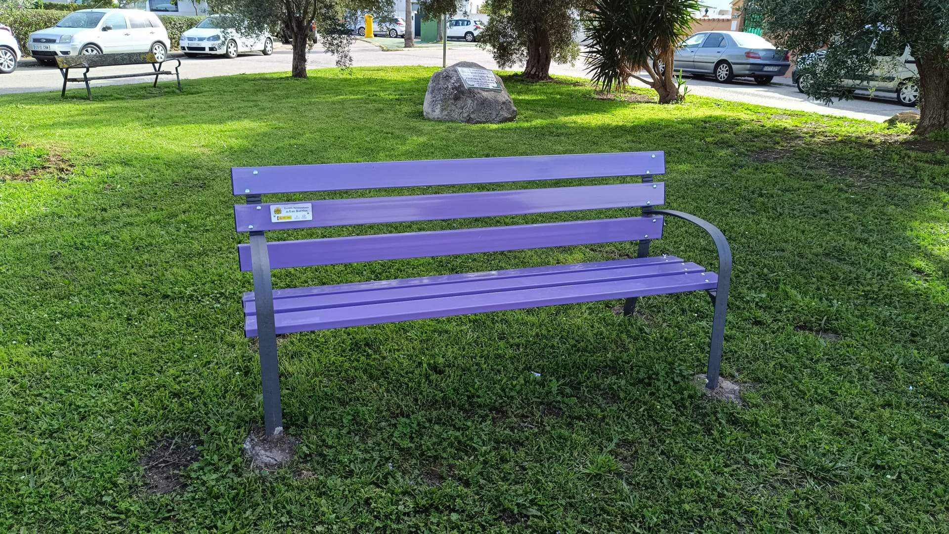 Eliminan el lema contra la violencia de género del banco morado en ...
