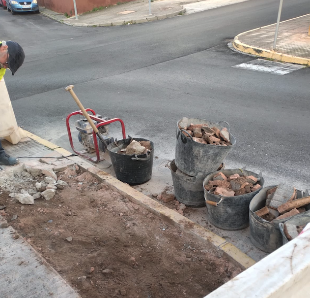 Continúan los trabajos de mejora de acerado y solería en distintas ...