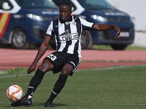 La RB Linense renueva a Víctor Mena y dice adiós al lateral camerunés ...