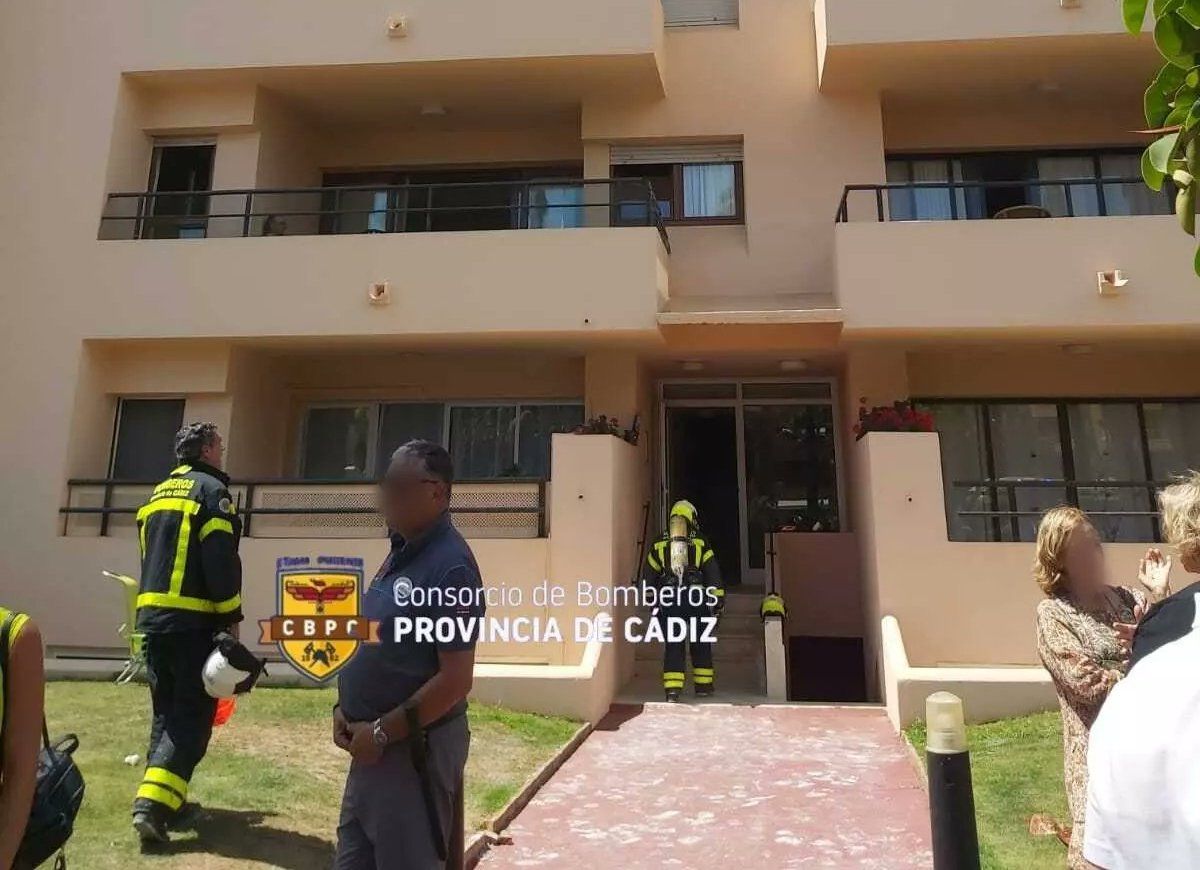 Evacuados varios vecinos en el incendio de una vivienda en Sotogrande