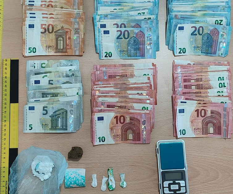 Desmantelado un punto de venta de drogas muy activo en una vivienda de San Roque