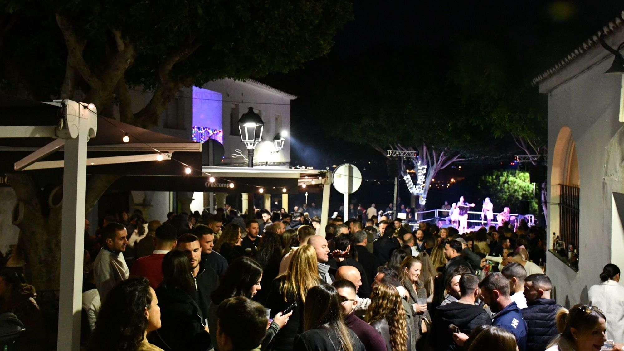 La Zambomba de la Hermandad del Huerto llenó de Navidad Los Cañones