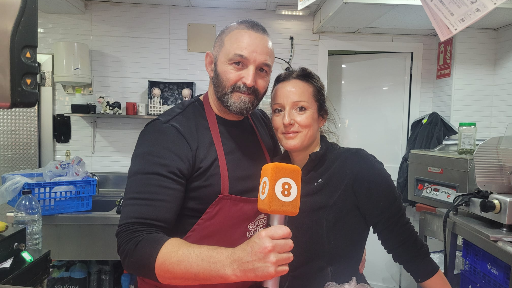 Óscar, el carnicero solidario, vuelve a llenar de ilusión a lo más necesitados en La Línea por ...