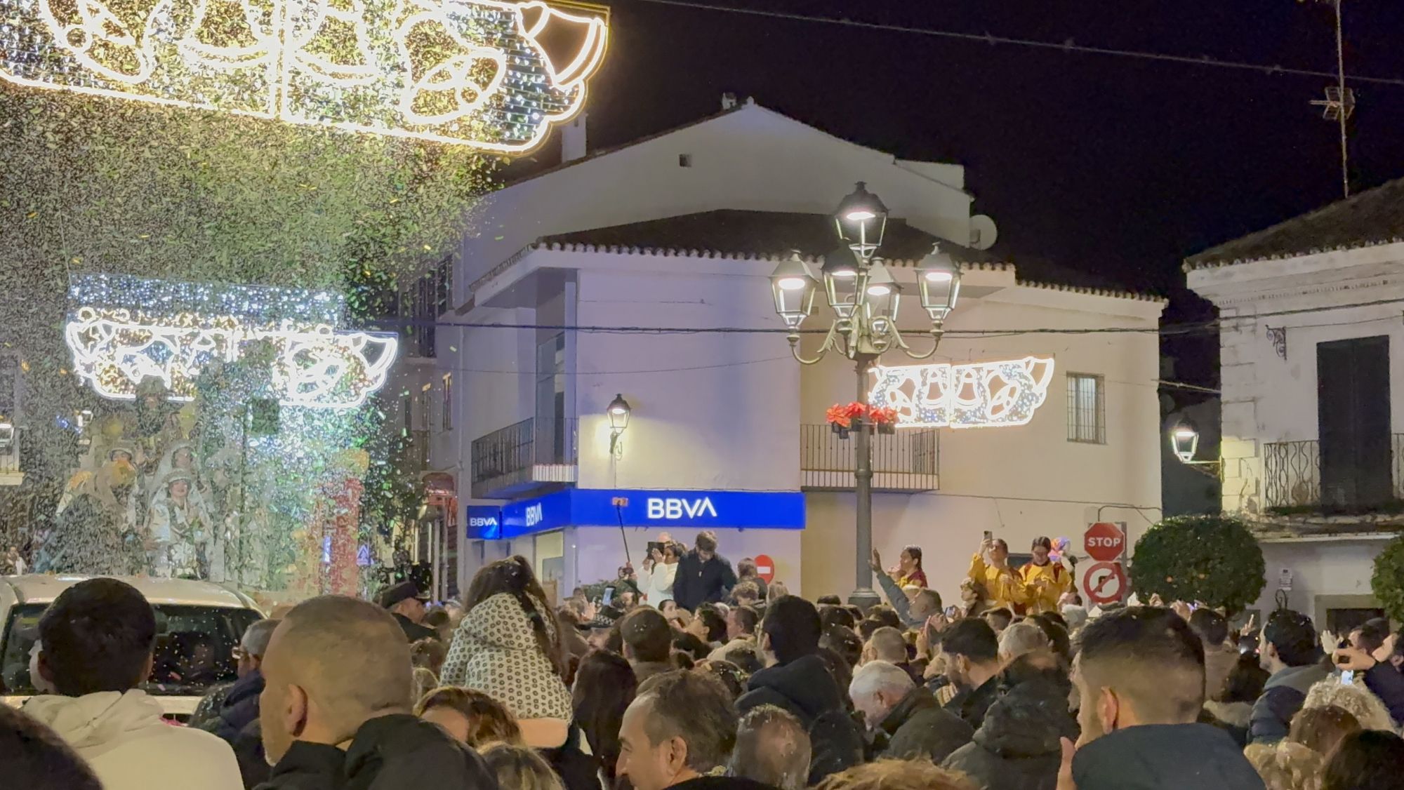 Los Reyes Magos reparten ilusión, alegría y cientos de caramelos en las ...
