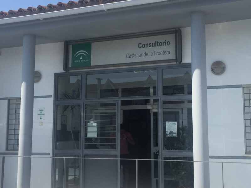 La atención en el Centro de Salud de Castellar "Bajo Mínimos" en verano