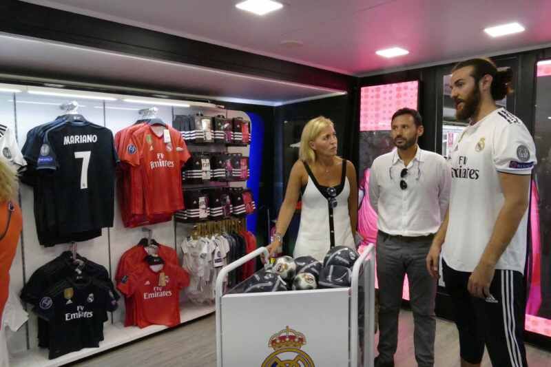 Bienvenida oficial al autobús del Real Madrid en Algeciras