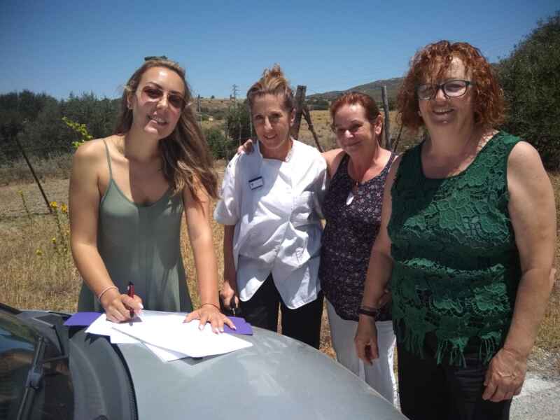 Trabajadoras de una empresa de comidas constituyen su mesa electoral en ...