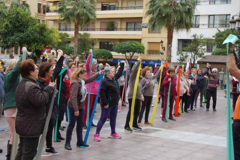 Los mayores del programa Vida Saludable ponen ritmo y color al mal tiempo
